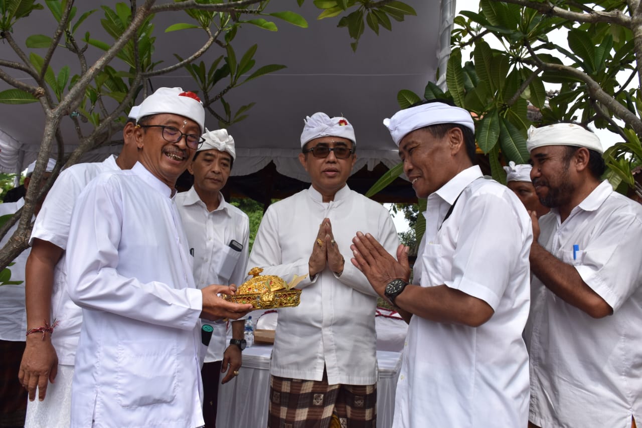 TUMPEK WARIGA Walikota Jaya Negara Hadiri Upacara Melaspas dan Mecaru ...